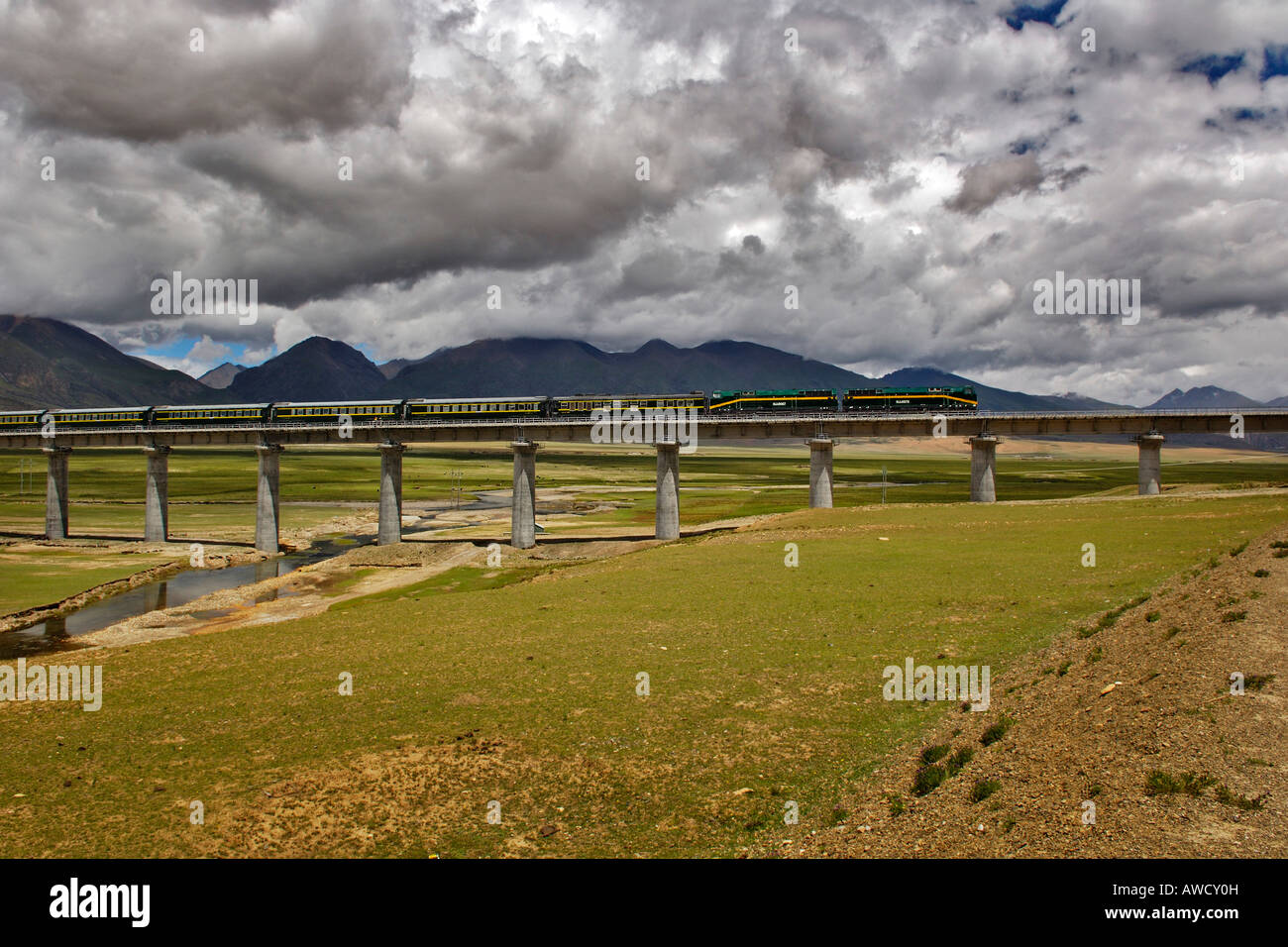 Shanghai lhasa train hi-res stock photography and images - Alamy