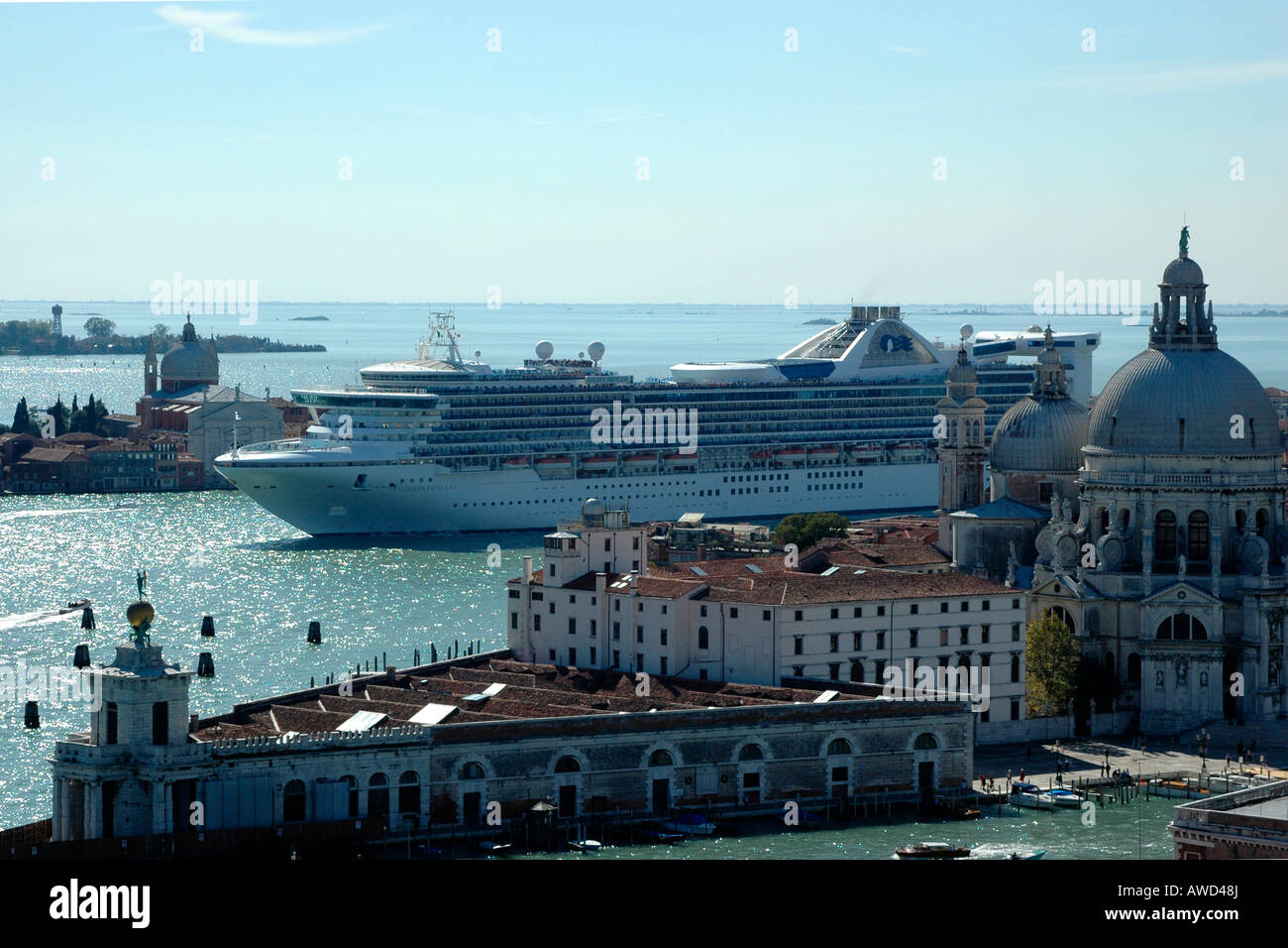 Golden princess hi-res stock photography and images - Alamy