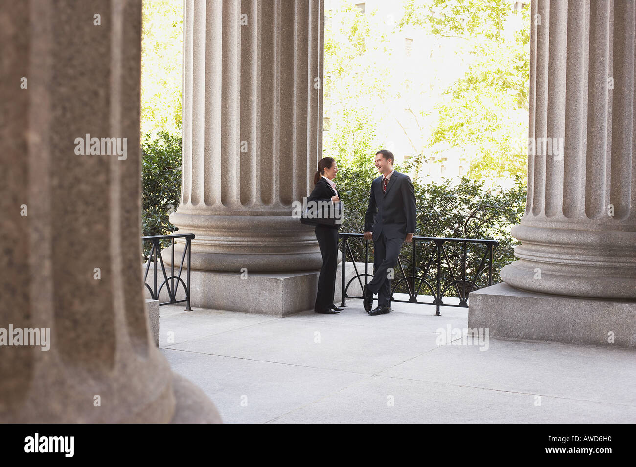 Lawyers talking outside courthouse Stock Photo - Alamy
