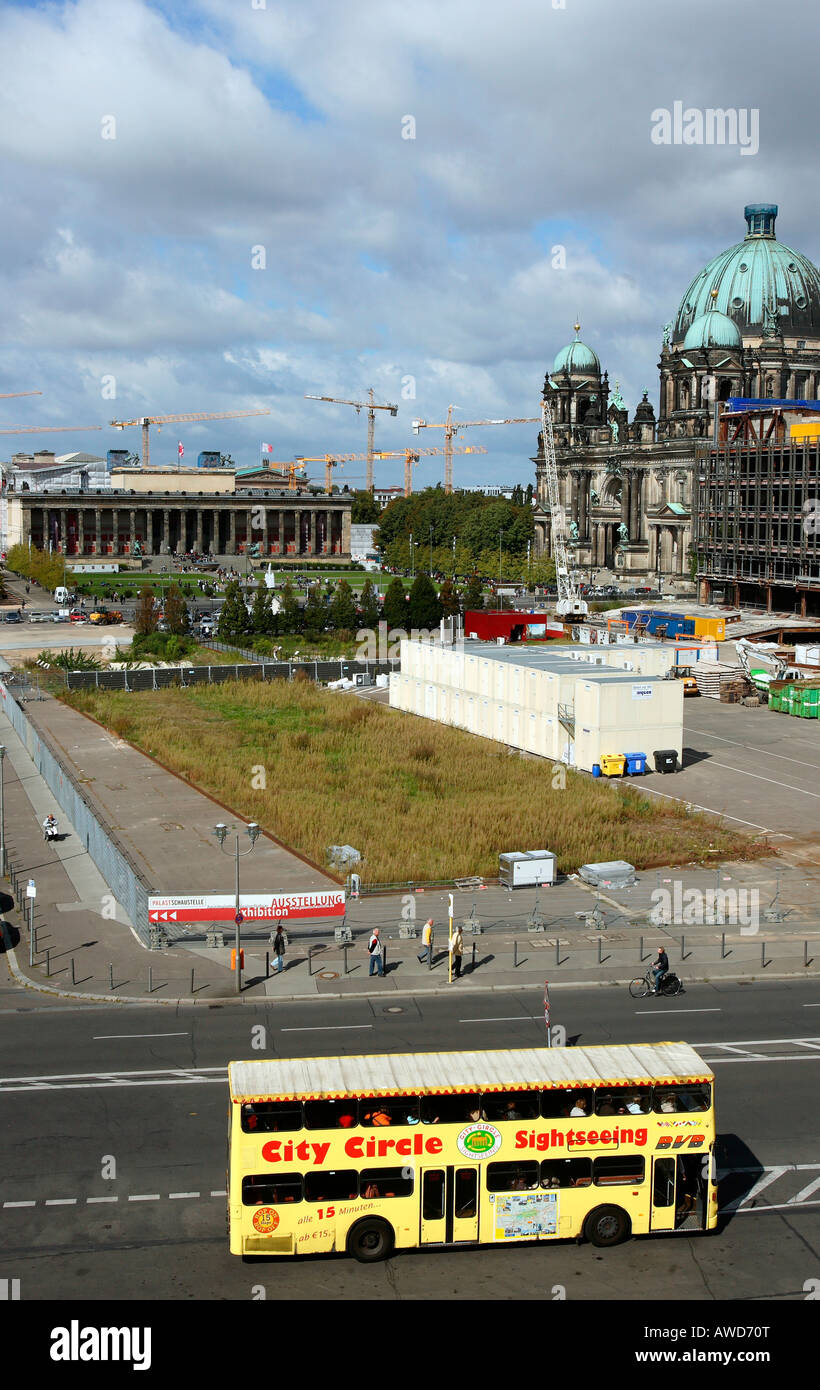 Bus sightseeing berlin hi-res stock photography and images - Alamy