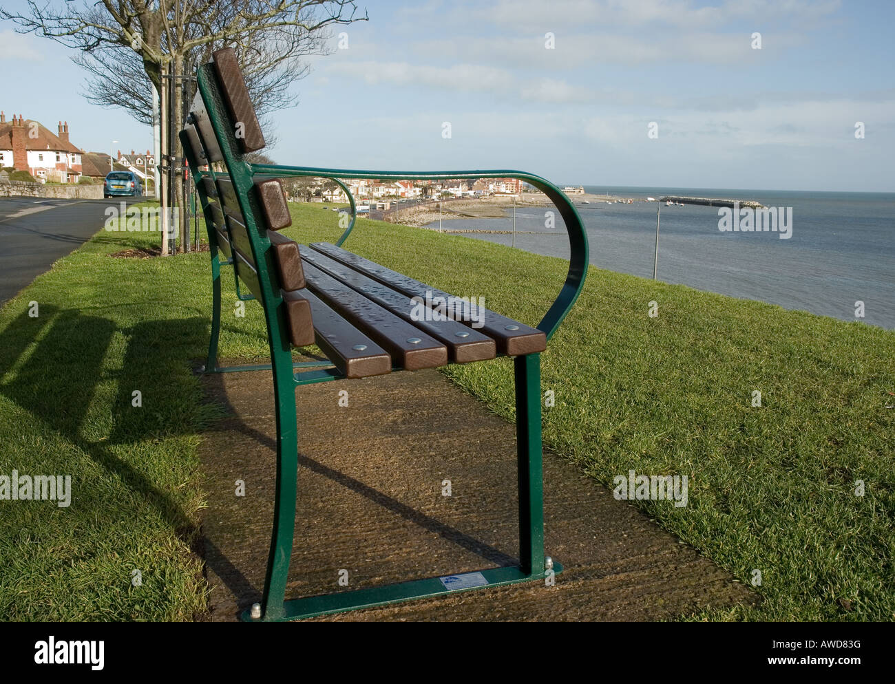 Park bench overlooking Colwyn Bay Promenade Stock Photo - Alamy