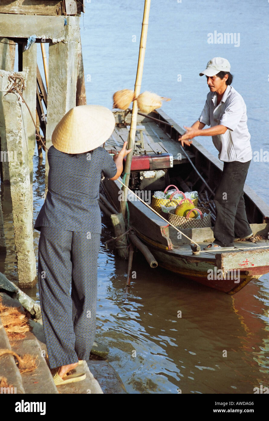 Throwing coconuts hi-res stock photography and images - Alamy