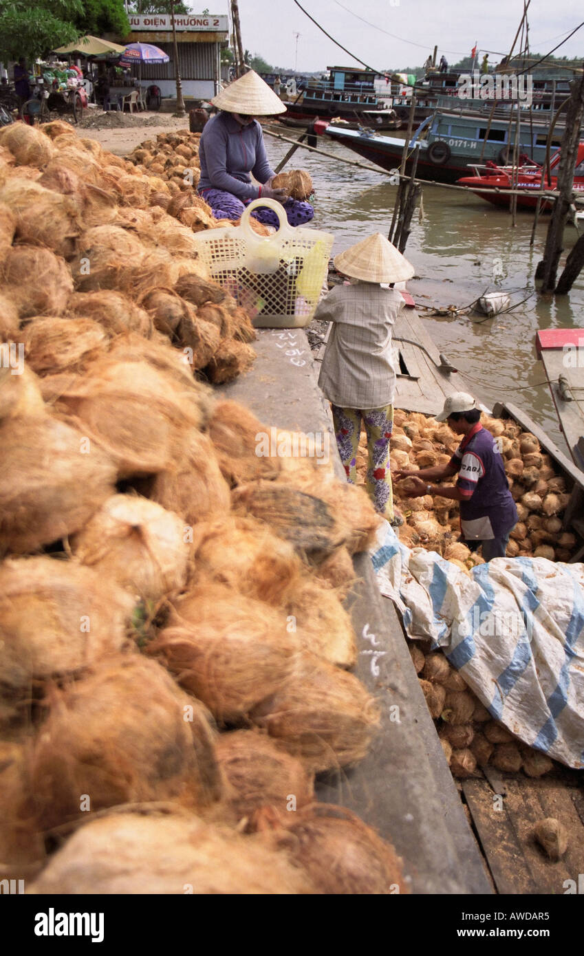 Unloading coconuts hi-res stock photography and images - Alamy