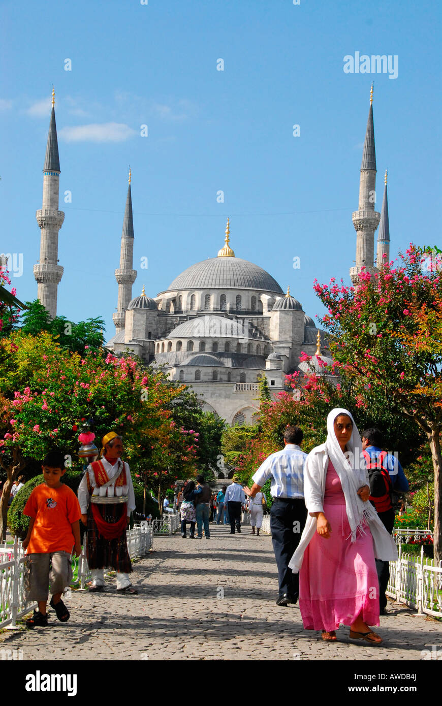 Veiled woman in front of Sultan Ahmed Camii (Blue Mosque), Istanbul ...
