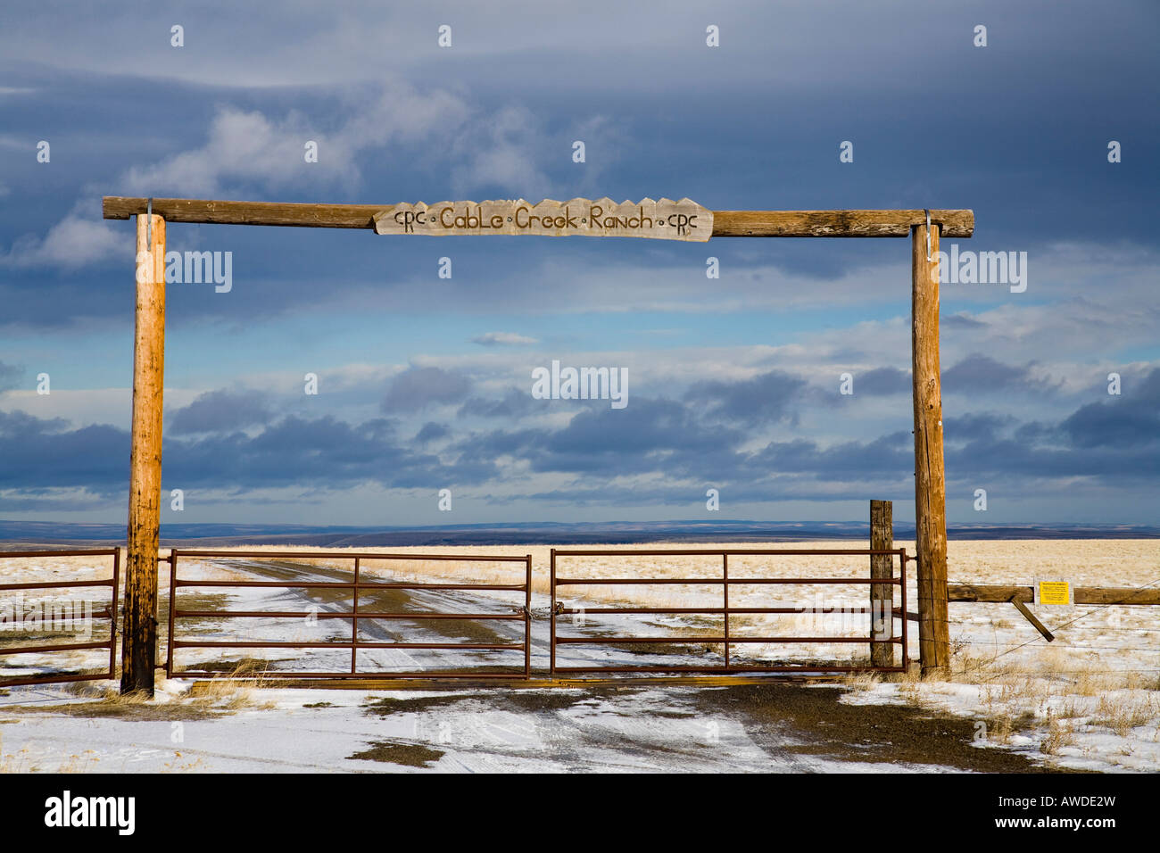 Front gate in light snow of western ranch Stock Photo - Alamy