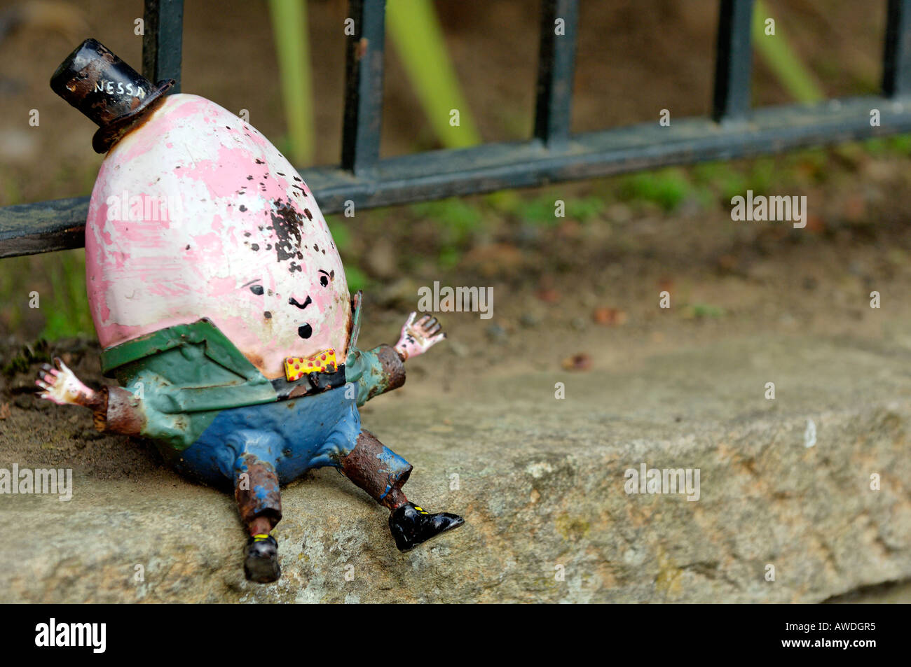 Humpty dumpty hi-res stock photography and images - Alamy