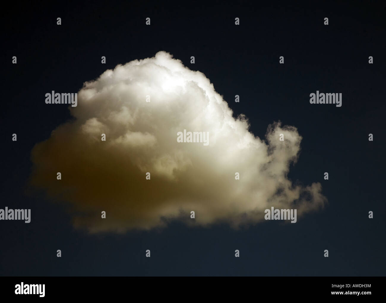 A single cumulus cloud Stock Photo - Alamy
