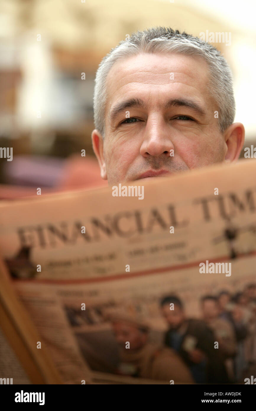 Reading the times newspaper hi-res stock photography and images - Alamy