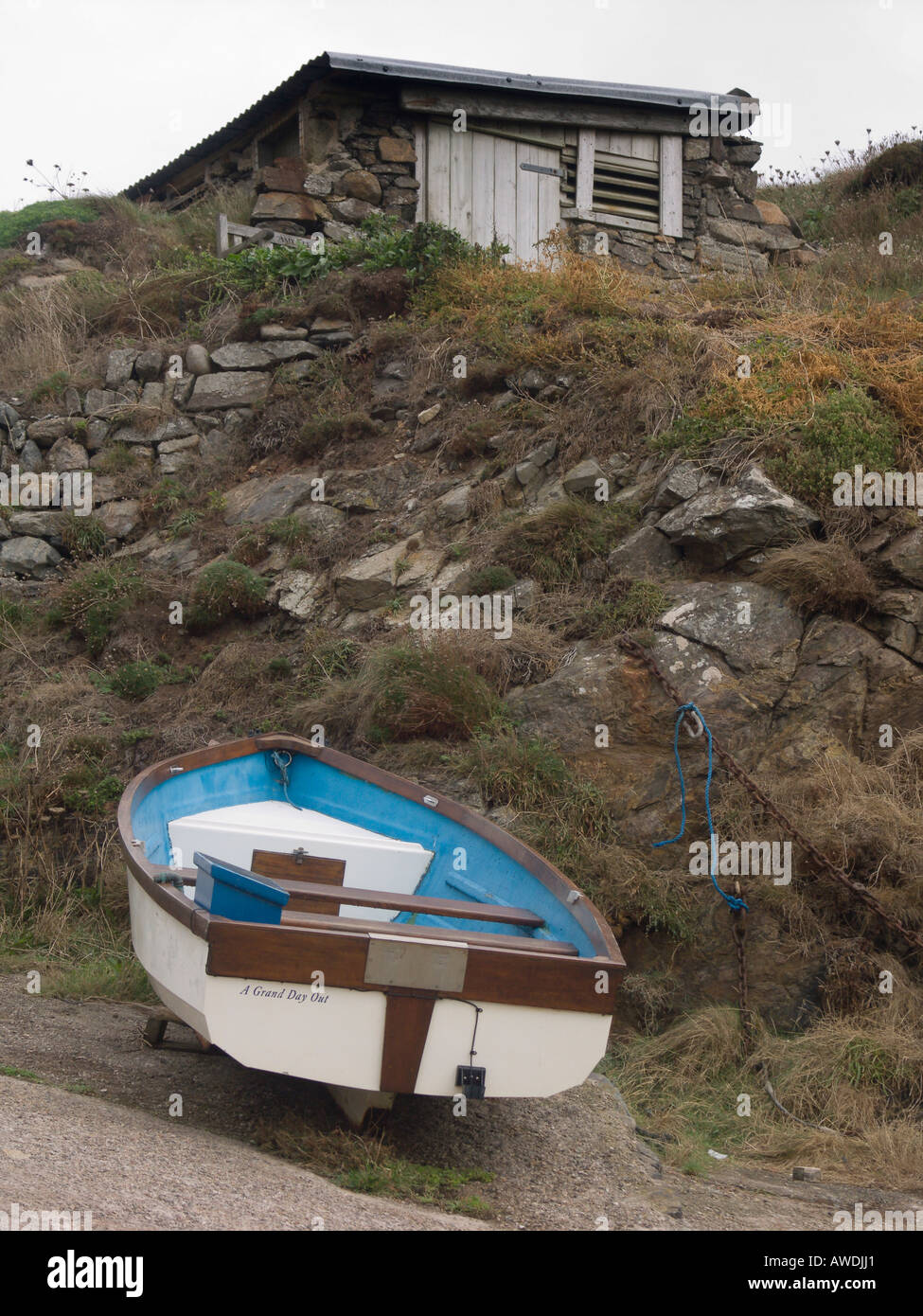 Fishermans hut with boat in Cornwall at Cape Cornwall Stock Photo - Alamy
