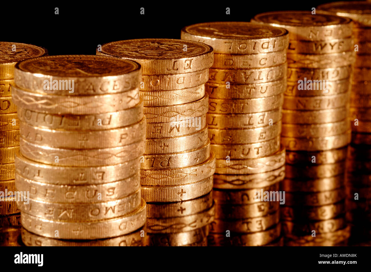 generic pile of shiny british pound coins Stock Photo - Alamy