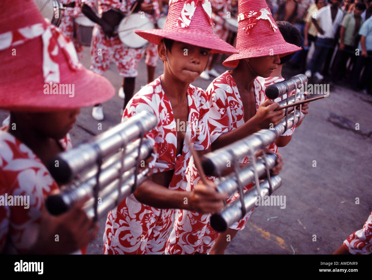 Rio de janeiro street boys hi-res stock photography and images - Alamy