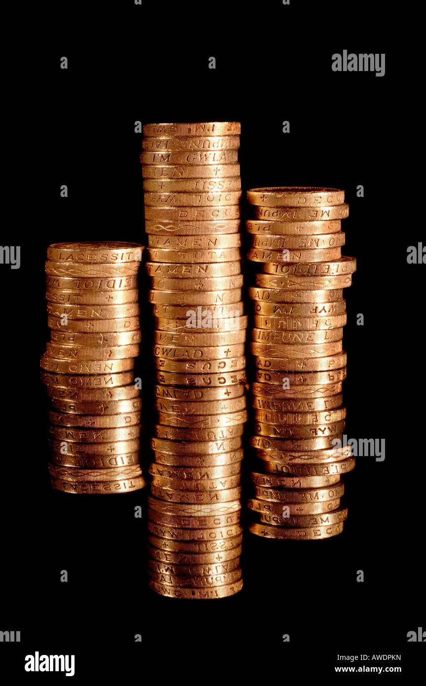 Gold coins piggy bank balancing hi-res stock photography and images - Alamy