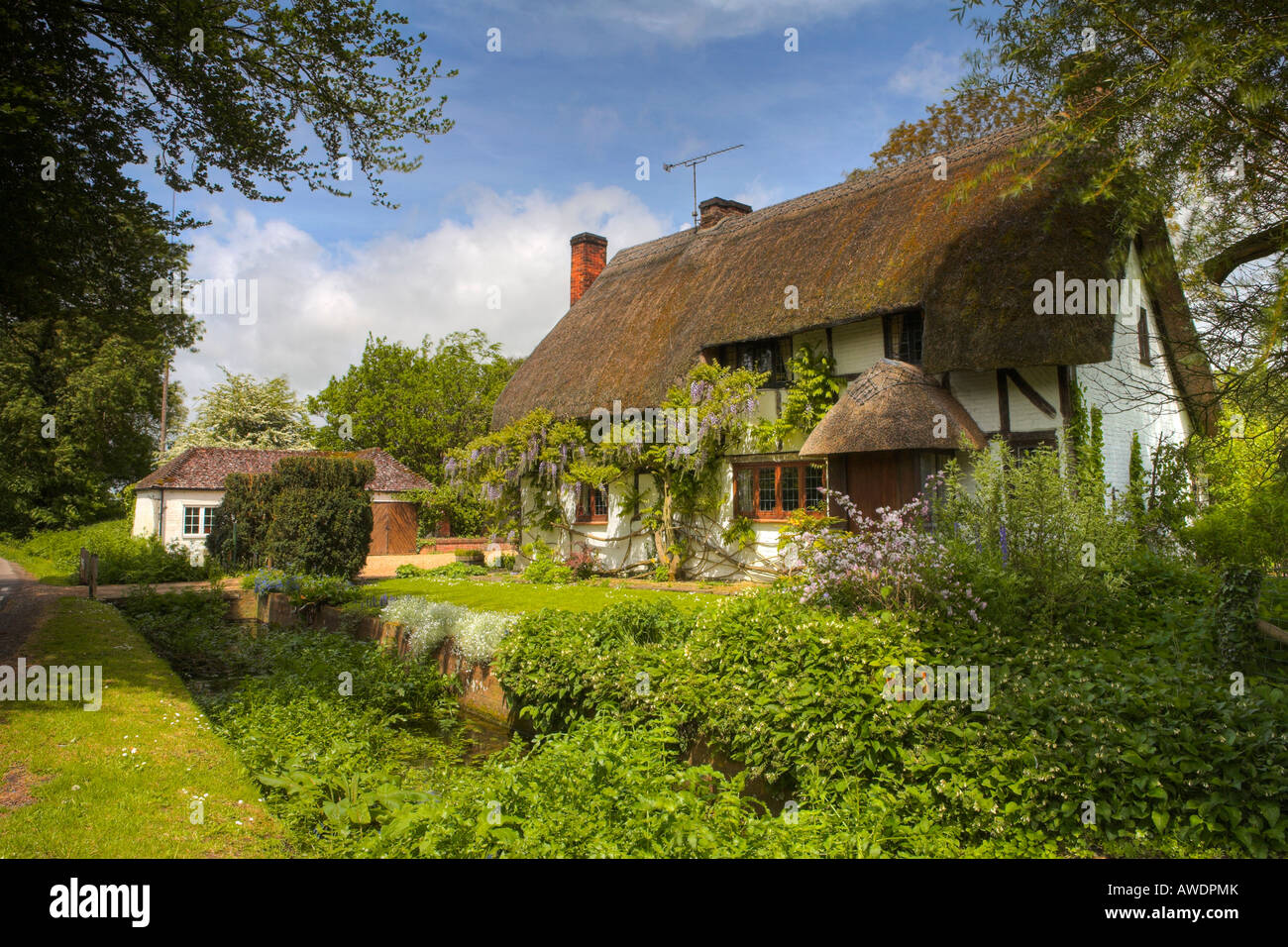 Traditional thatched cottage in the village of Rockbourne, Hampshire ...