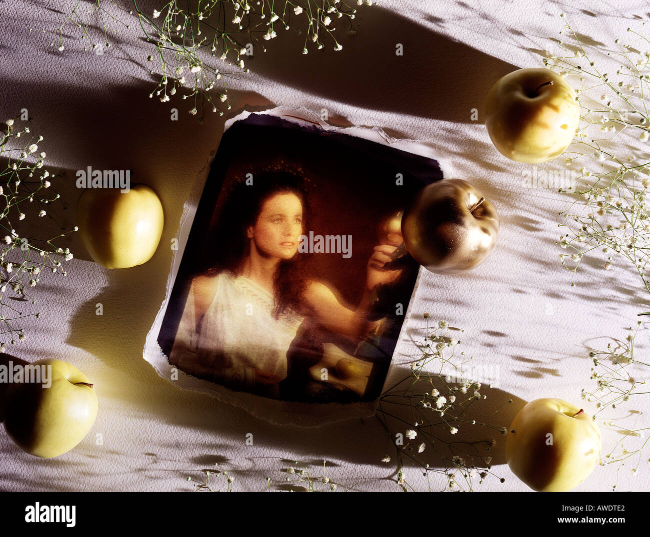 Symbolic female figures hi-res stock photography and images - Alamy