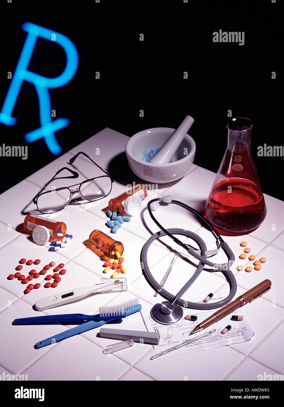 Pharmacy neon sign hi-res stock photography and images - Alamy