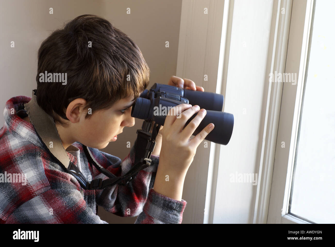 Looking with binoculars Stock Photo - Alamy