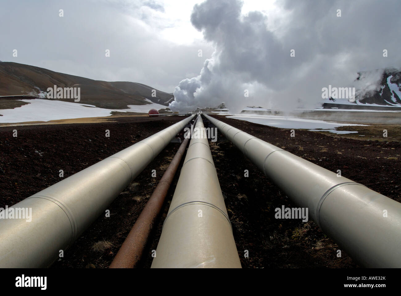 Insulated high pressure steam pipelines from boreholes to turbines at ...