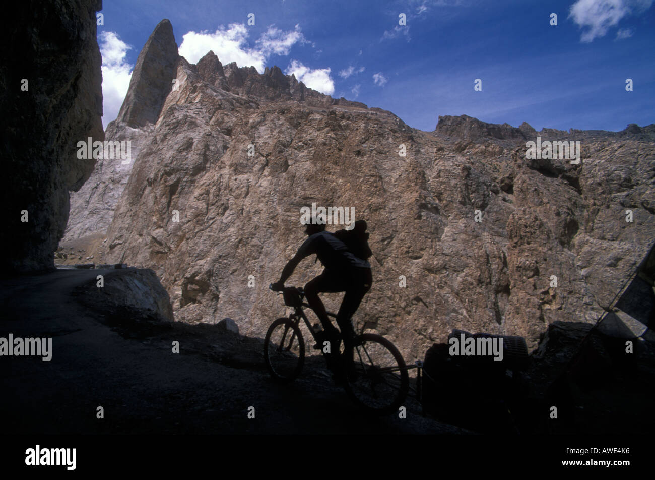 Mountain bike expedition along the Manali to Leh road, Ladakh, India ...