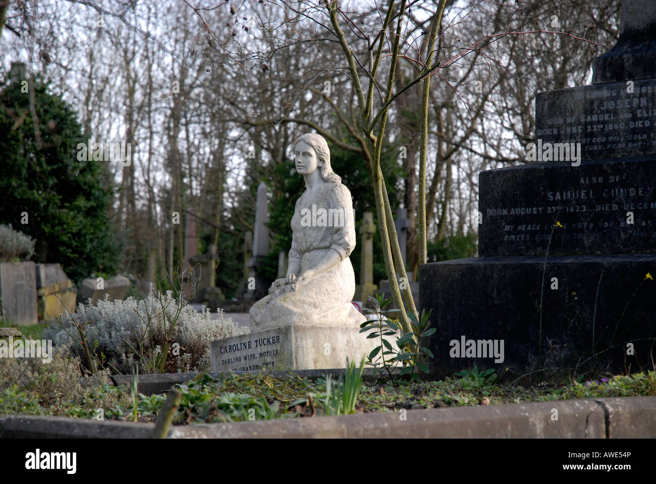 Headstone highgate cemetery hi-res stock photography and images - Alamy