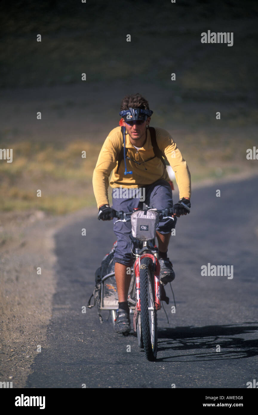 Man bike touring, pulling a trailer Stock Photo - Alamy