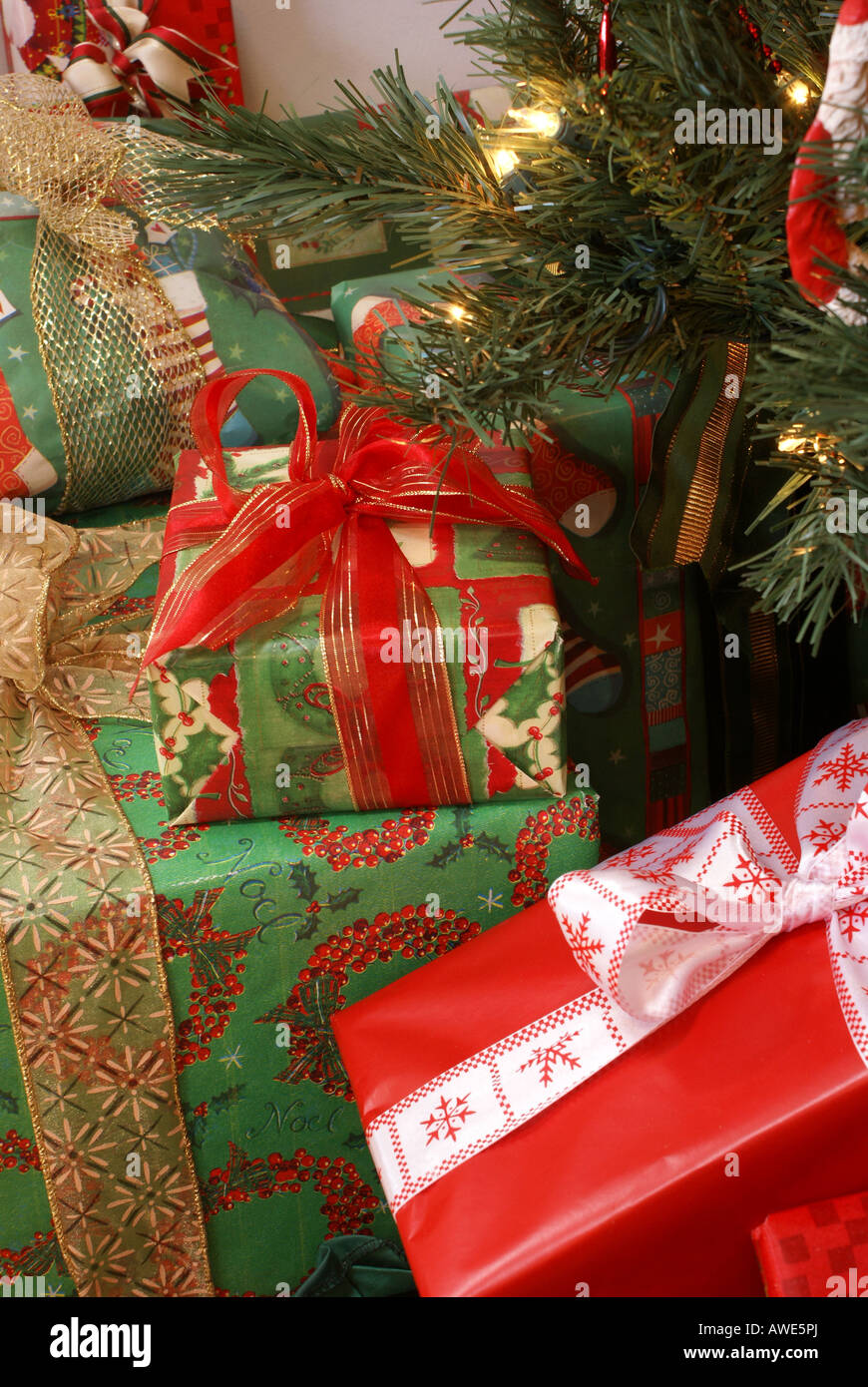 Christmas presents, pile, many hi-res stock photography and images - Alamy