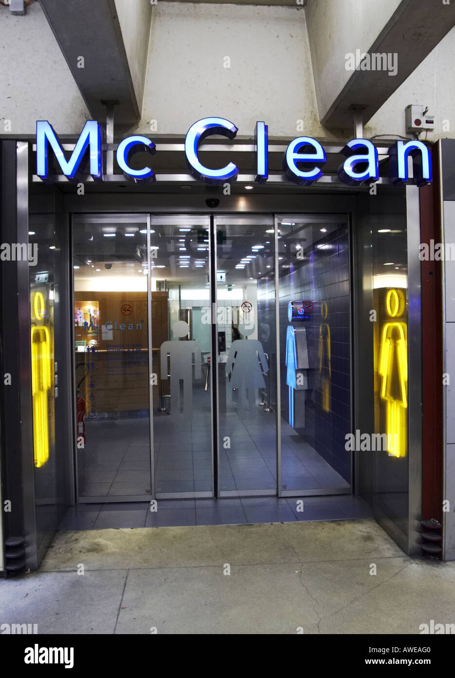 McClean a privately run toilet and wash room at Gare du Nord Paris ...