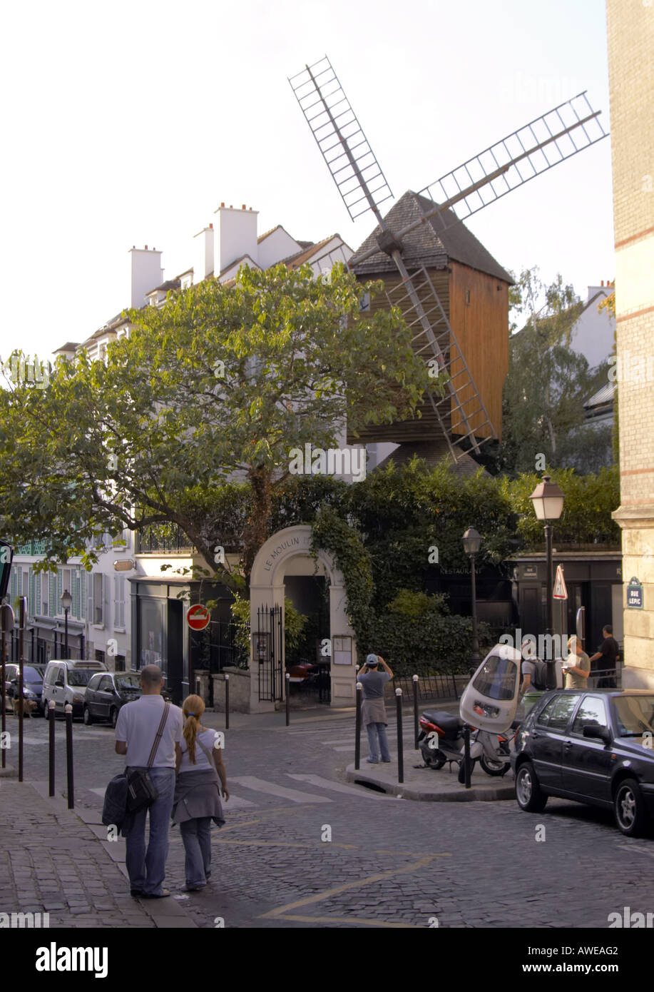 Monmartre streets hi-res stock photography and images - Alamy
