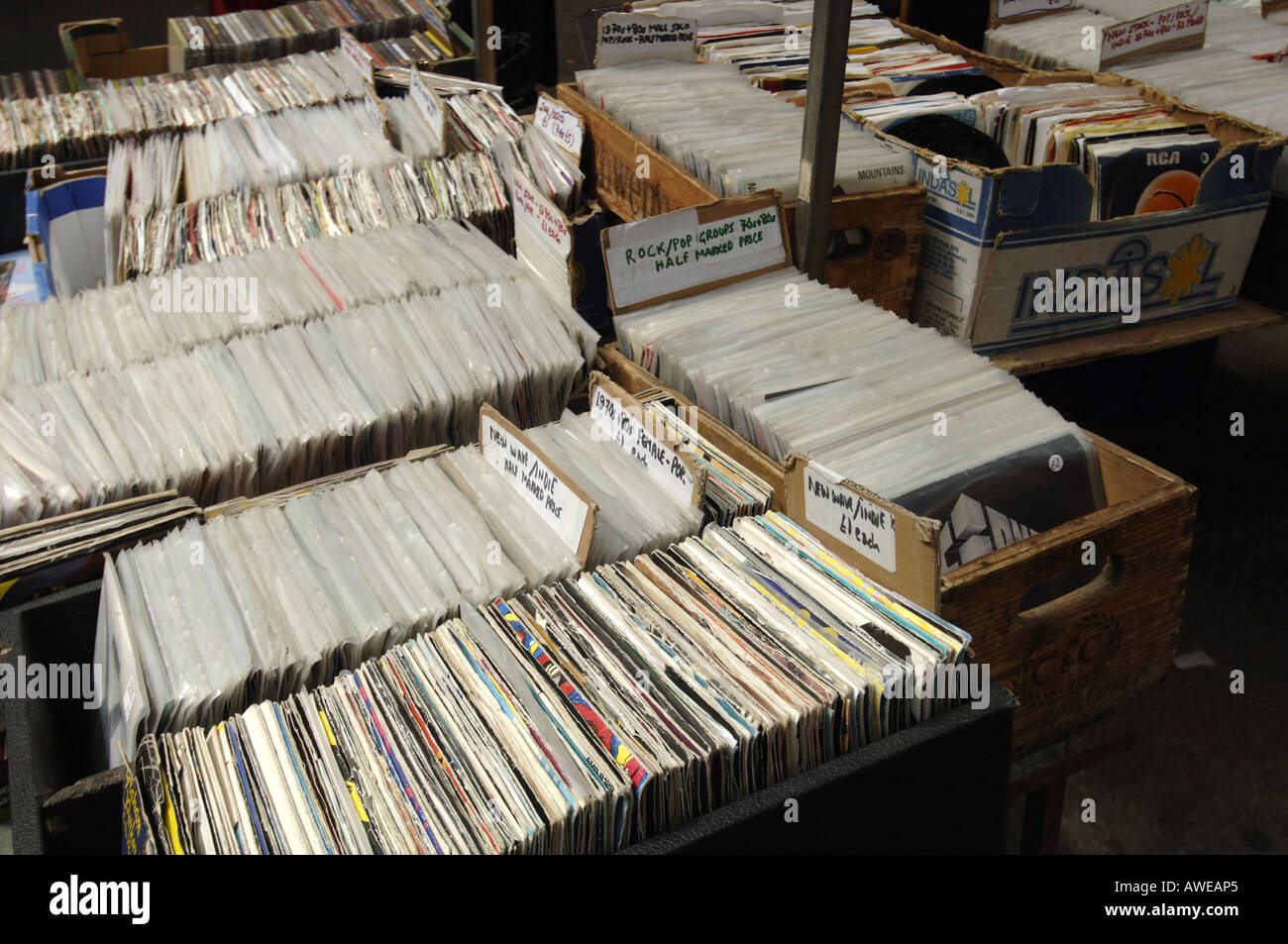 Secondhand record shop hi-res stock photography and images - Alamy