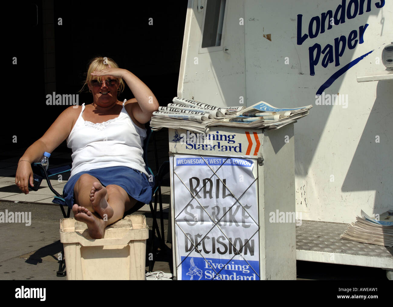 London Evening Standard newspaper vendor Stock Photo - Alamy