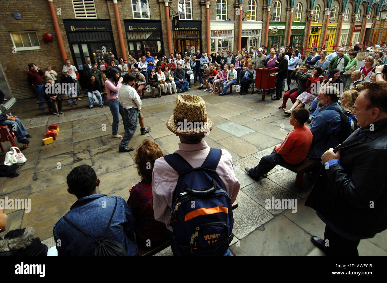 Street performers in Covent Garden London Stock Photo - Alamy