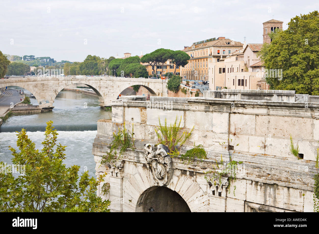 Ponte Rotto bridge with Ponte Fabricio bridge in background, Tiber ...