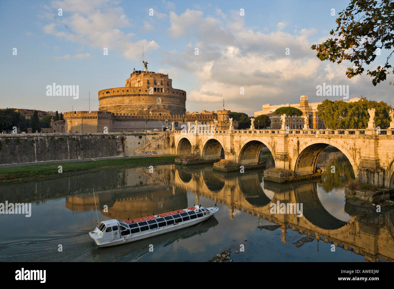 Sightseeing boat, Ponte Sant´ Angelo bridge and Sant´ Angelo castle ...