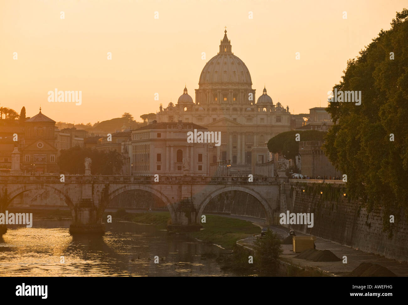 Sant´ Angelo bridge in front of St. Peter's Basilica at sunset, Rome ...