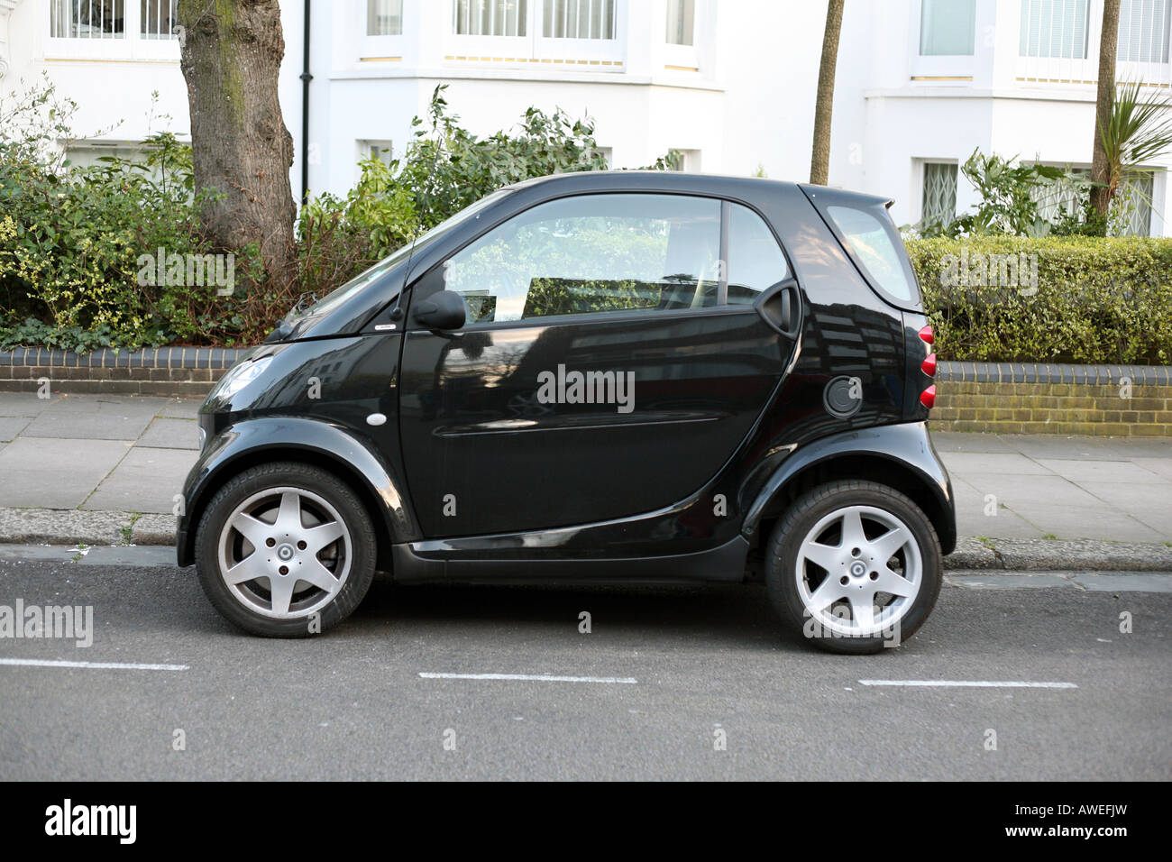 Smart car parked on London street Stock Photo - Alamy