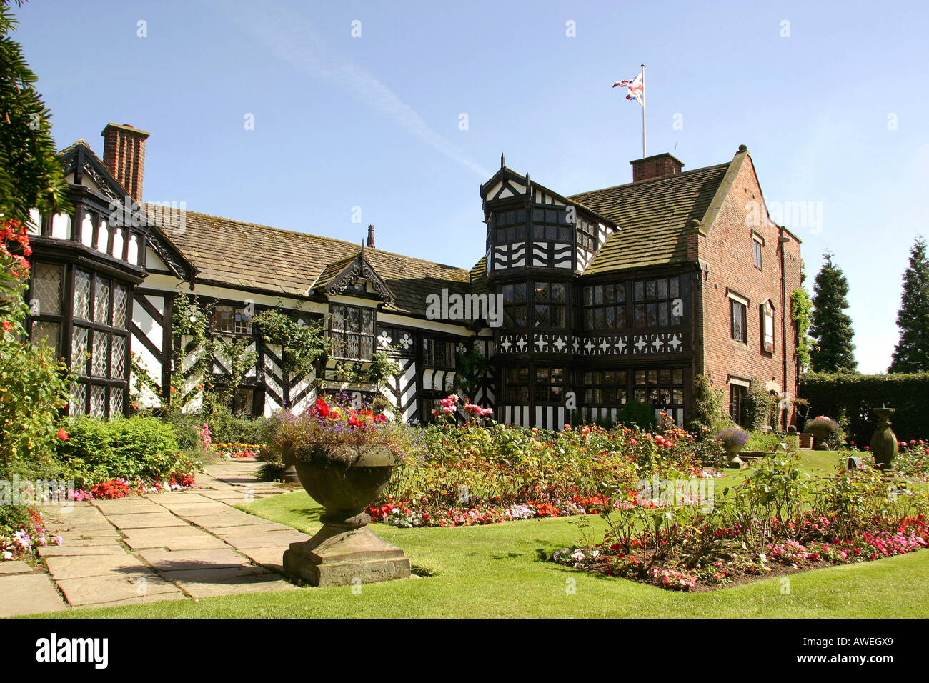 England Cheshire Gawsworth Old Hall courtyard Stock Photo - Alamy
