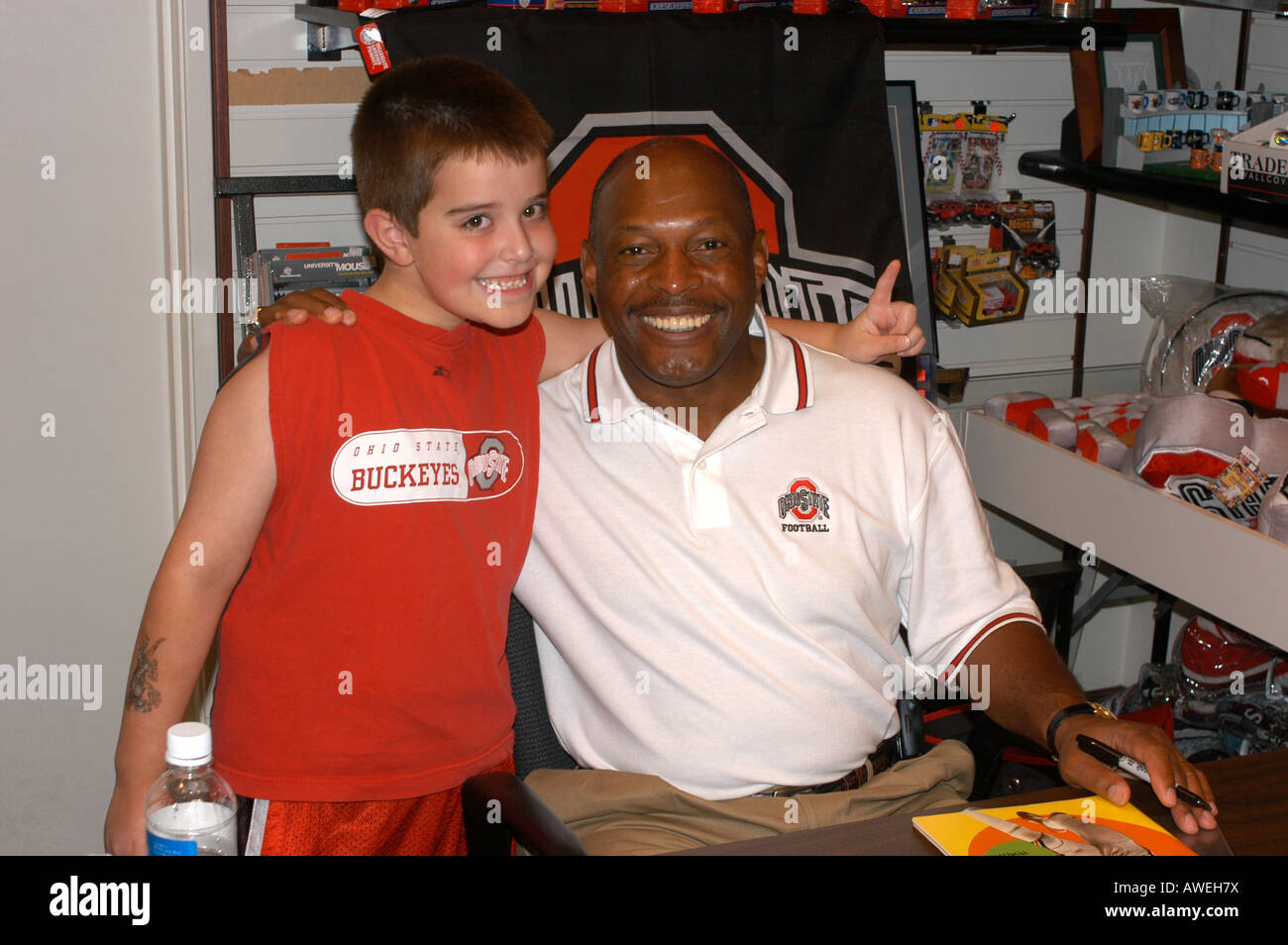 Six year old meets sports hero Archie Griffin two time Heisman Trophy ...