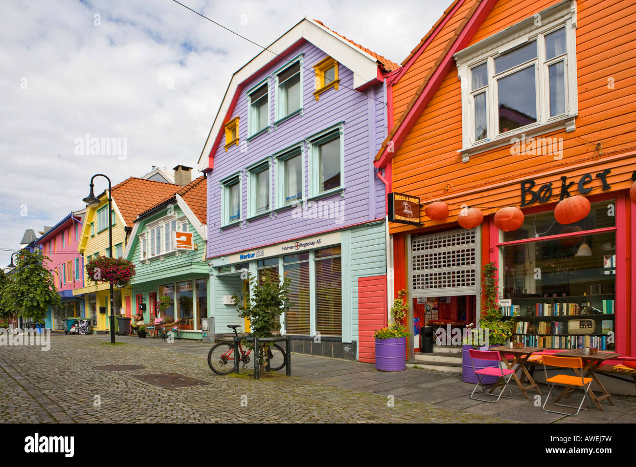 Colorful old wooden houses in the historic centre of Stavanger ...