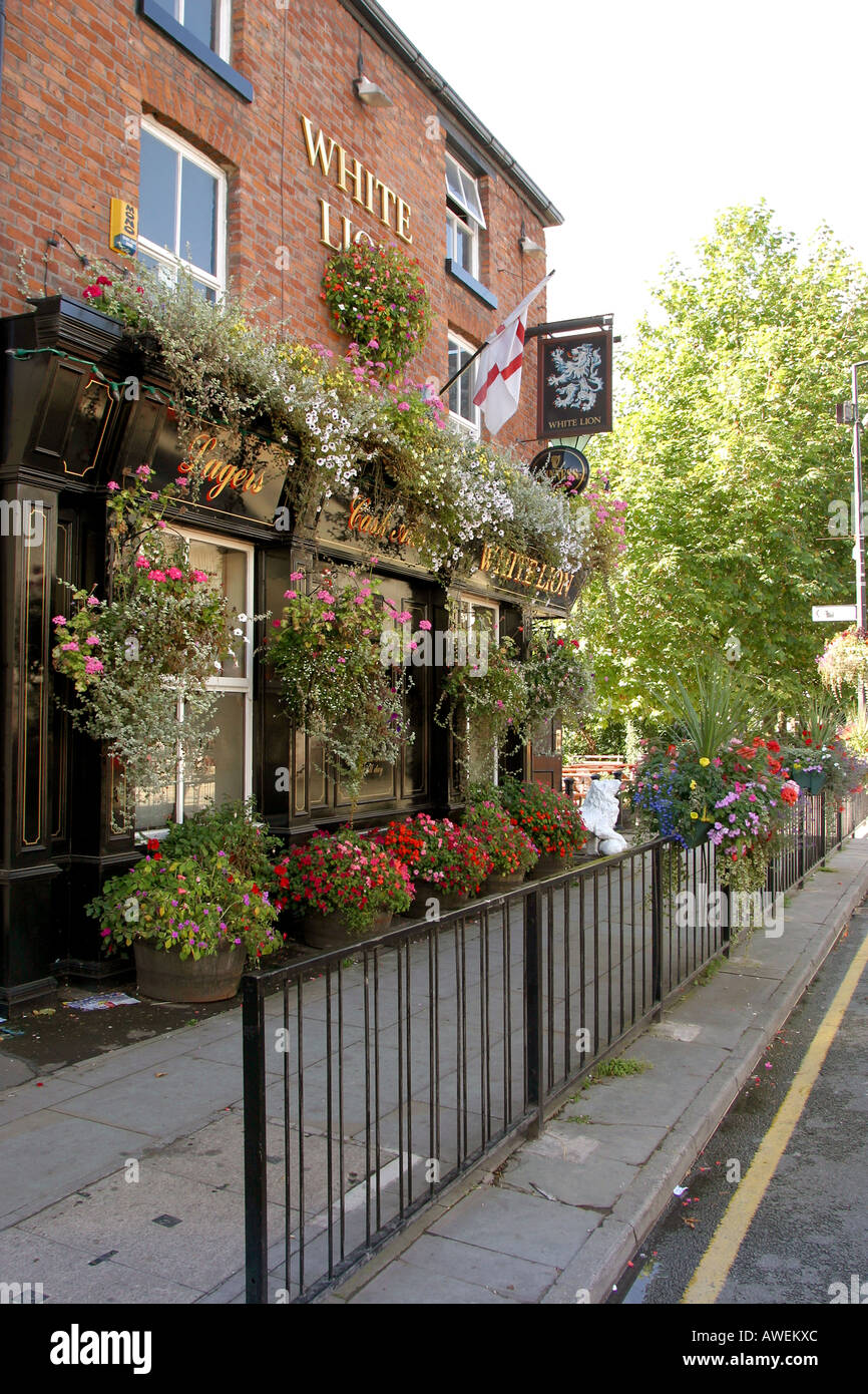Manchester Castlefield the White Lion pub floral display Stock Photo ...