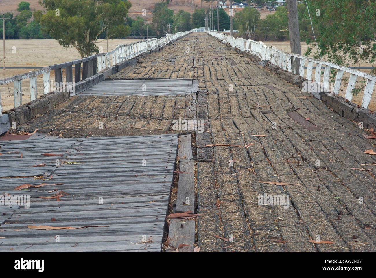 Old country road bridge hi-res stock photography and images - Alamy