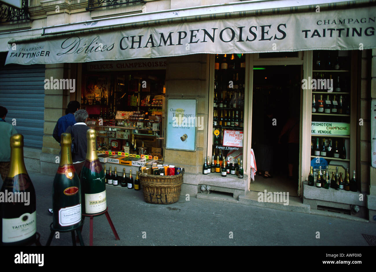 Shop in the centre of Reims selling Champagne Stock Photo - Alamy