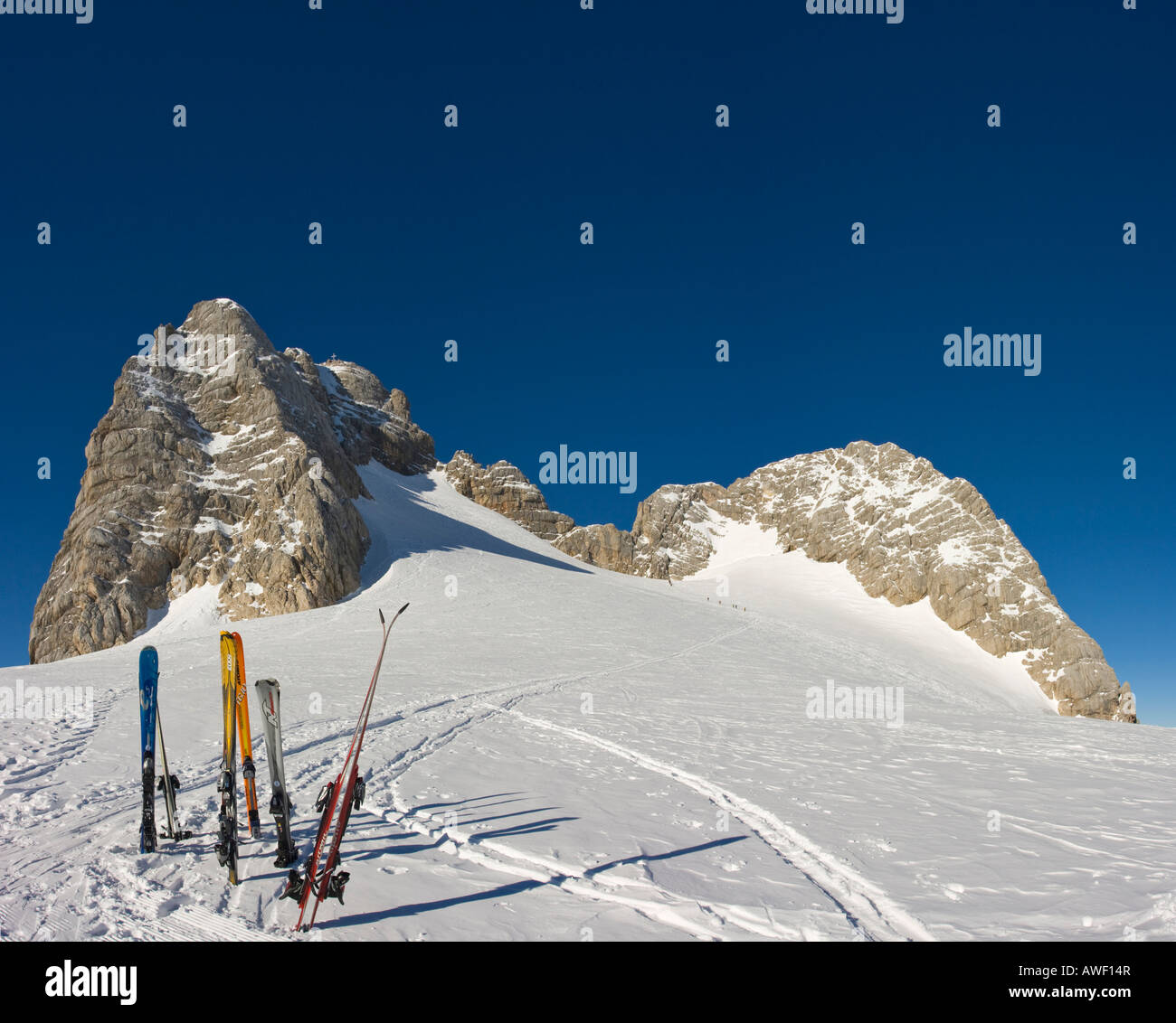 Propped up skis hi-res stock photography and images - Alamy