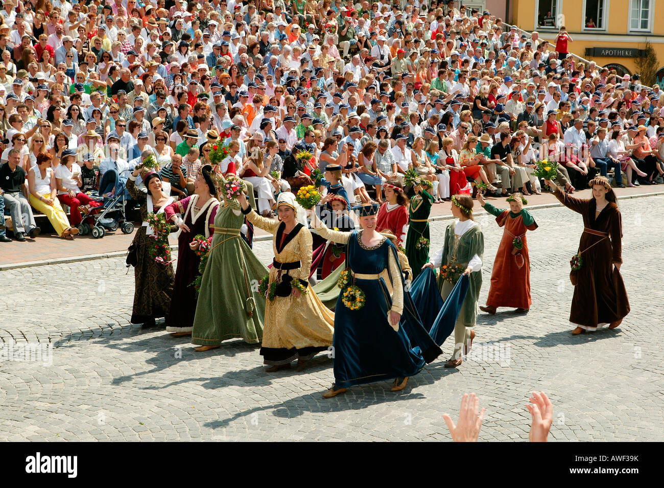 Pageant girls walking hi-res stock photography and images - Alamy