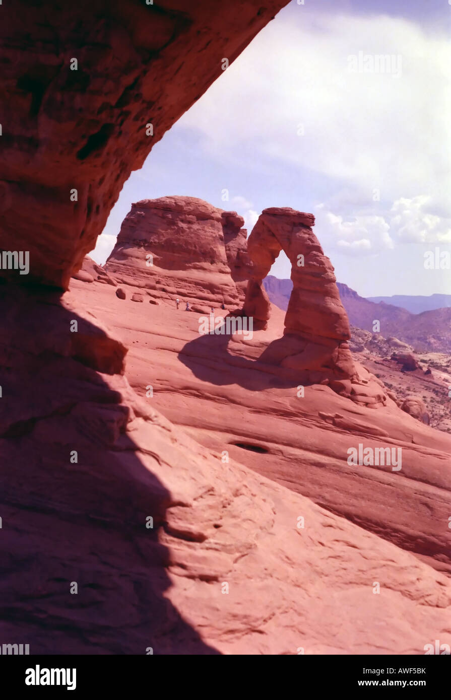 A well-known landmark to tourists and nature lovers: Delicate Arch in ...