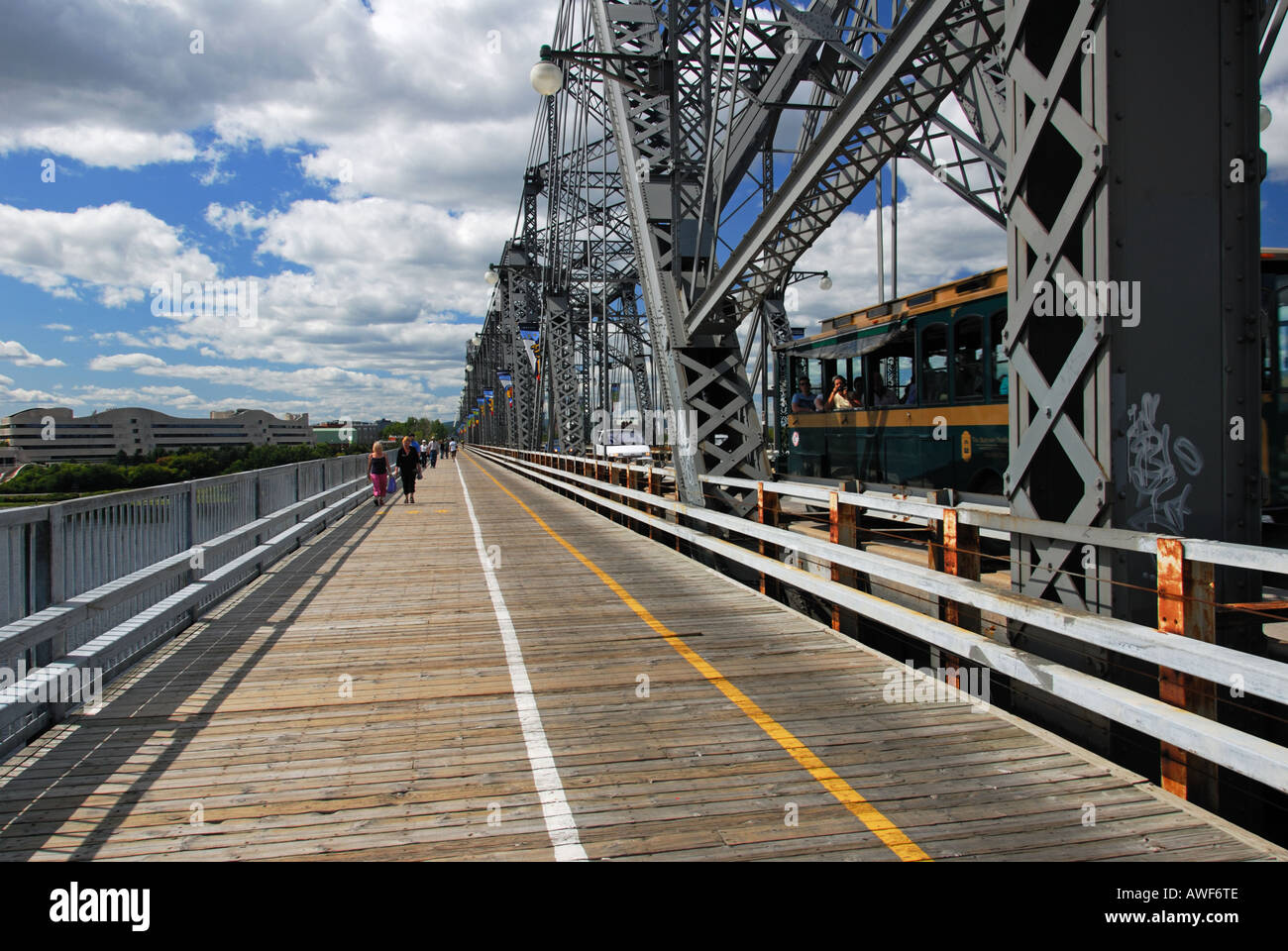 Cycling Track, Victoria Bridge Stock Photo - Alamy