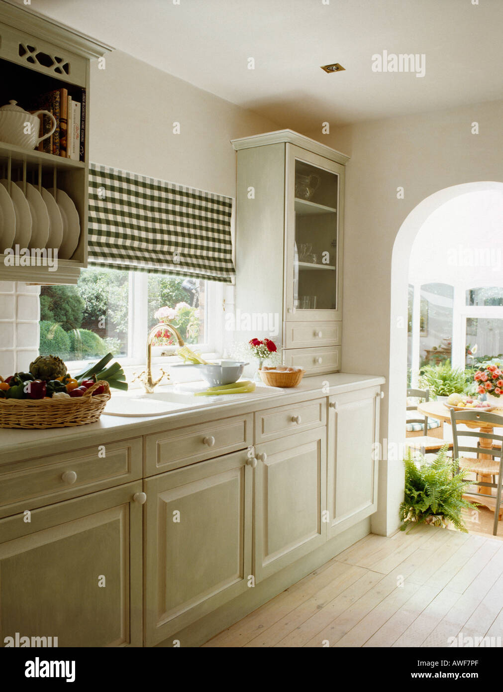 Traditional white fitted kitchen Stock Photo - Alamy