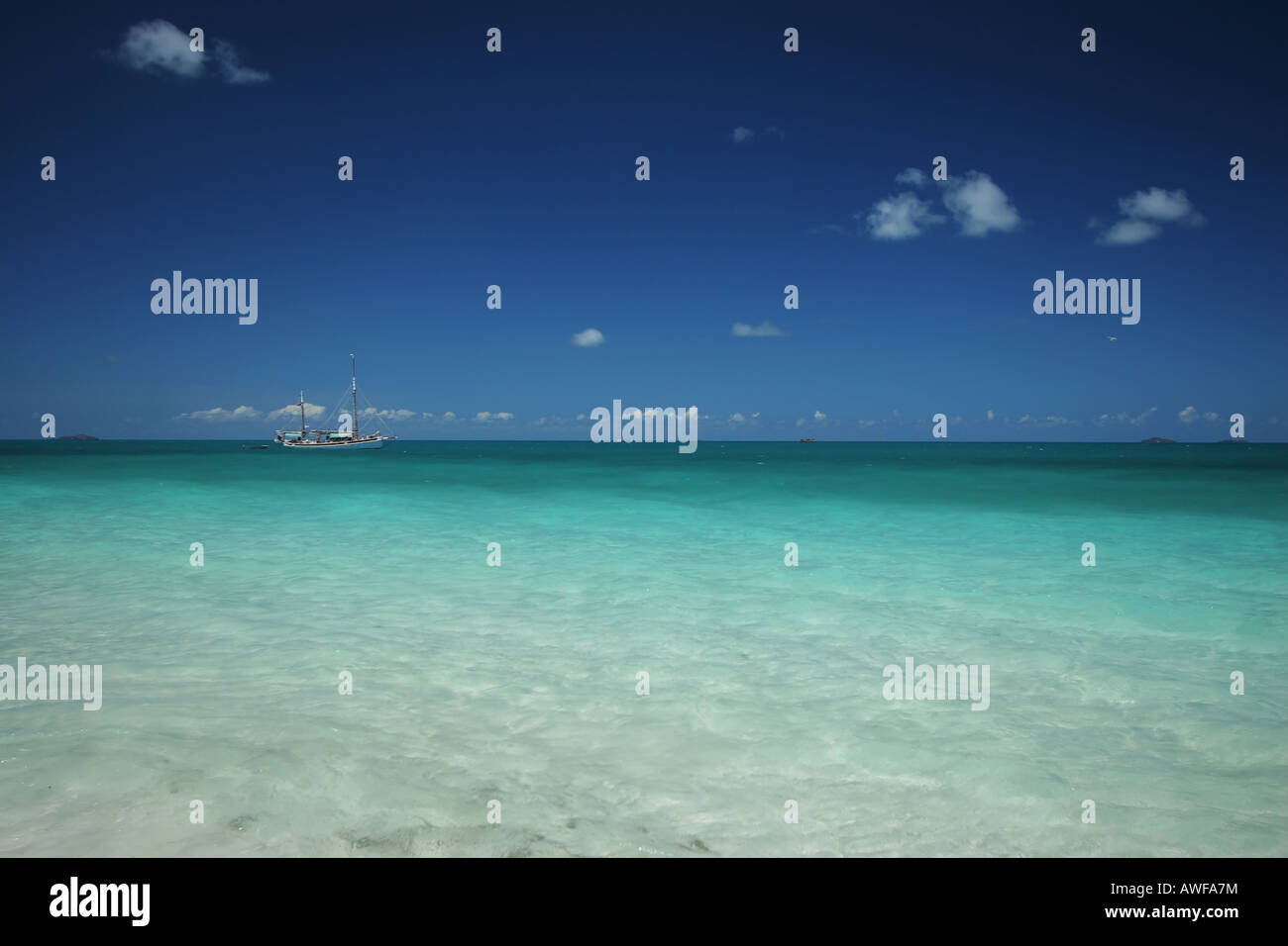 Daytime nature perfect island beach hi-res stock photography and images ...