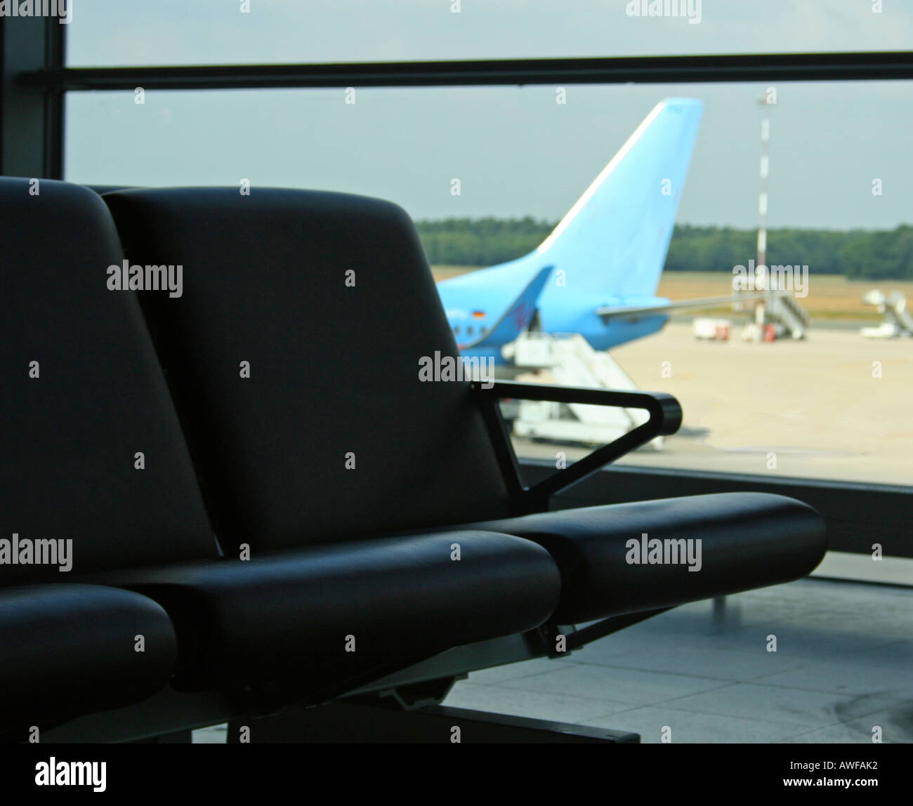 airport couch chair with airplane in background Stock Photo - Alamy