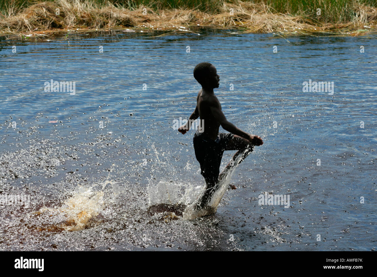 Badende kinder hi-res stock photography and images - Alamy