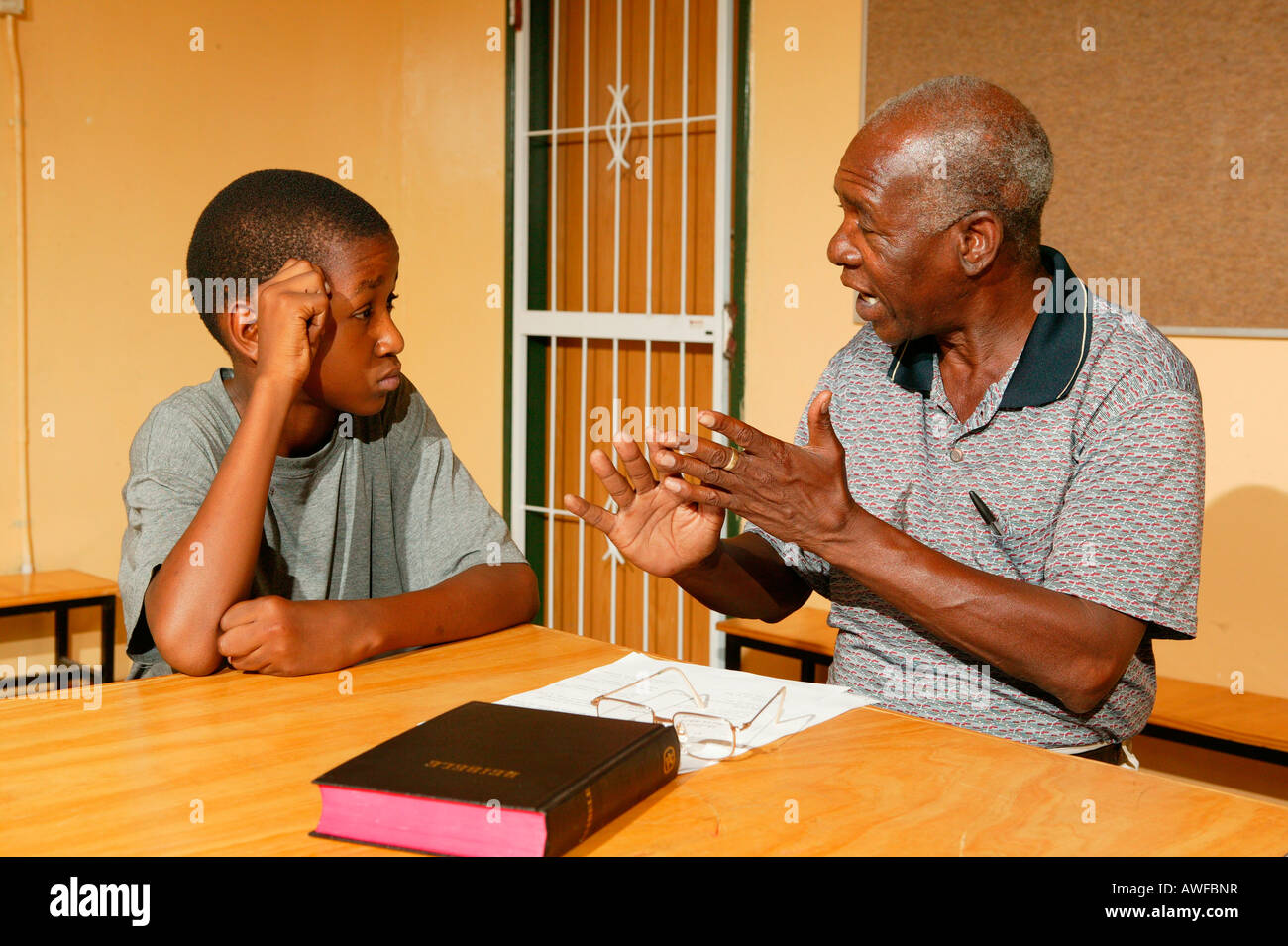 Elderly man gestures speaking hi-res stock photography and images - Alamy