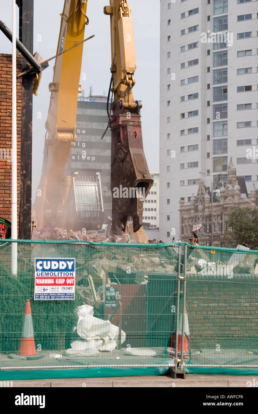 Demolition crane hi-res stock photography and images - Alamy